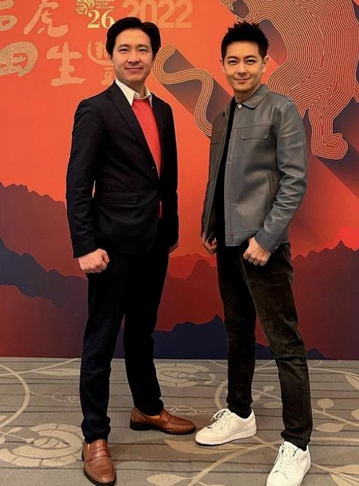 Lin Zhiying took a photo with her brother during the performance!A ...