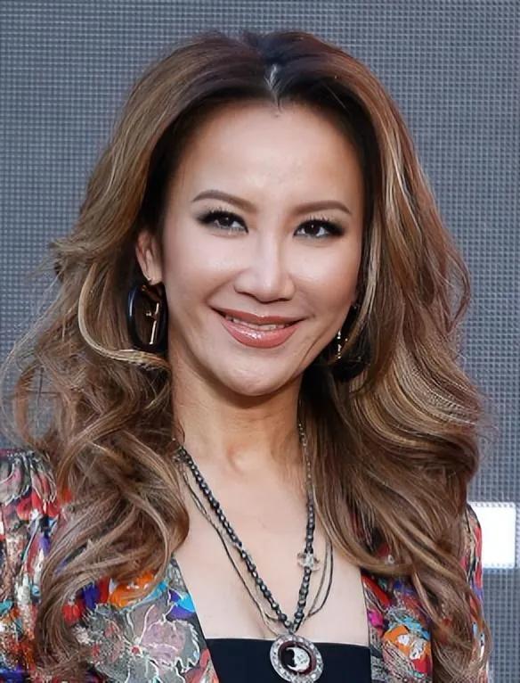 The famous singer Coco Lee passed away due to depression, and the ...