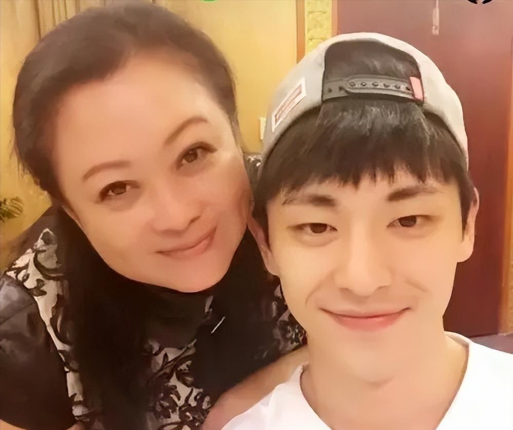 "Family with Children" Zhang Haiyan raised a 20-year-old male model ...