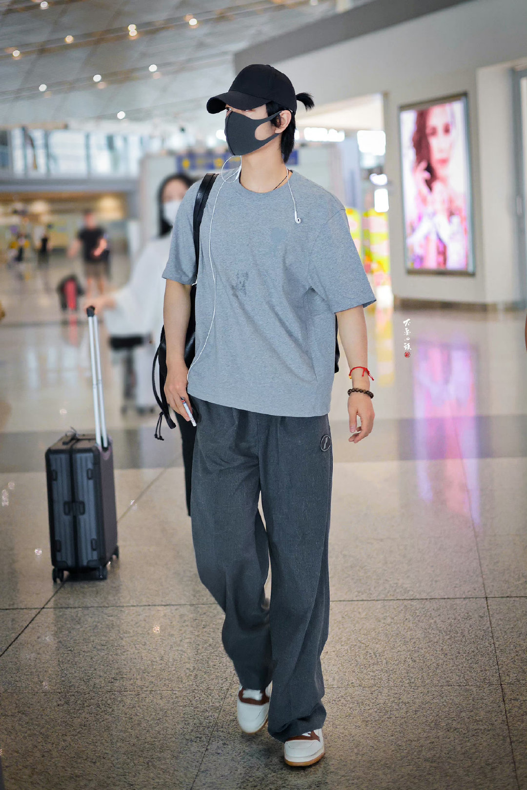 Xiao Zhan sings for the first time in two years! Long hair style "go ...