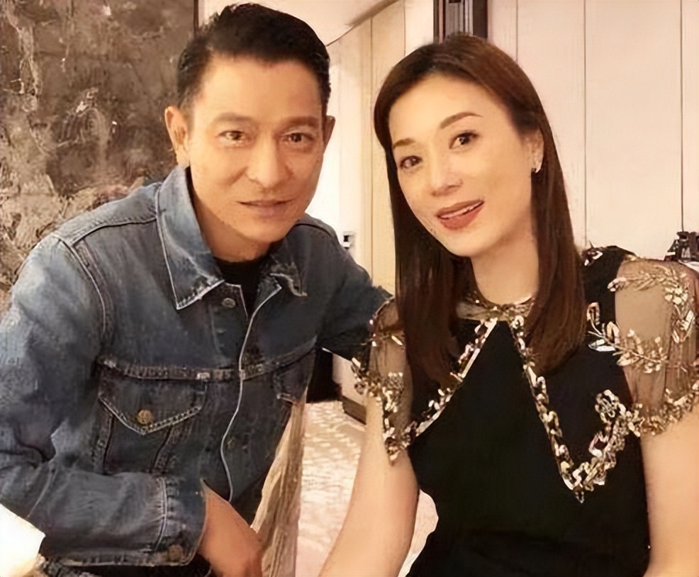 The mysterious woman behind Andy Lau is not Zhu Wenqian, but Lai Wenhui ...