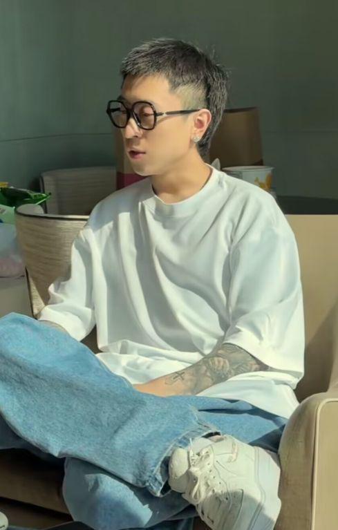 Qin Fen's mansion in Hong Kong was exposed, and he took a group photo ...