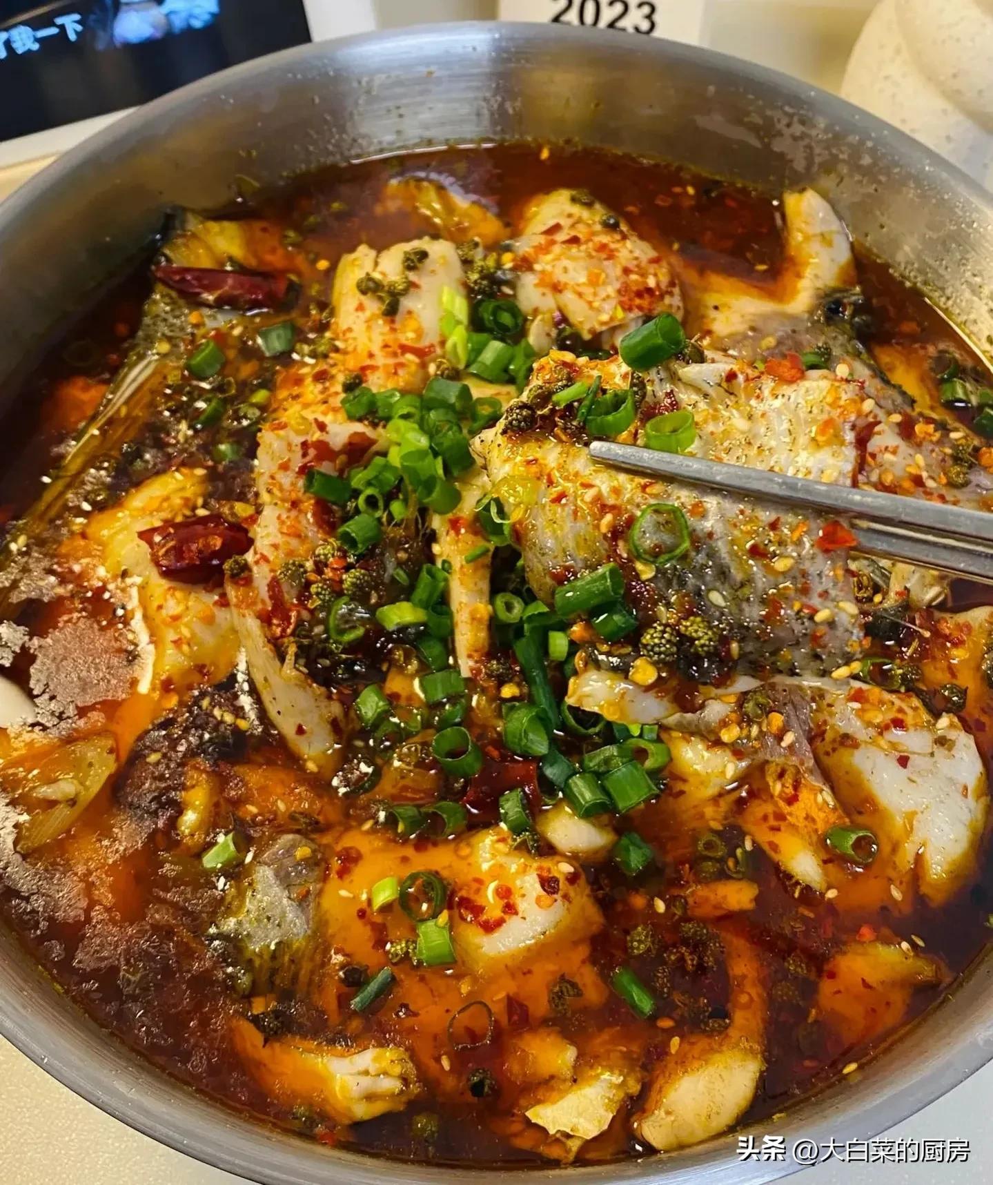 I bought a silver carp for 30 yuan, made a pot of spicy boiled fish ...