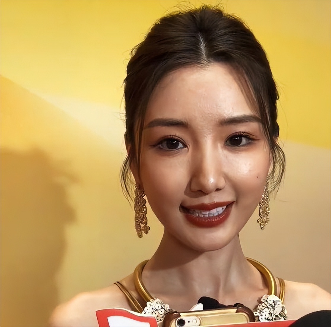 Looking at the original camera pictures of the actresses, I realized ...