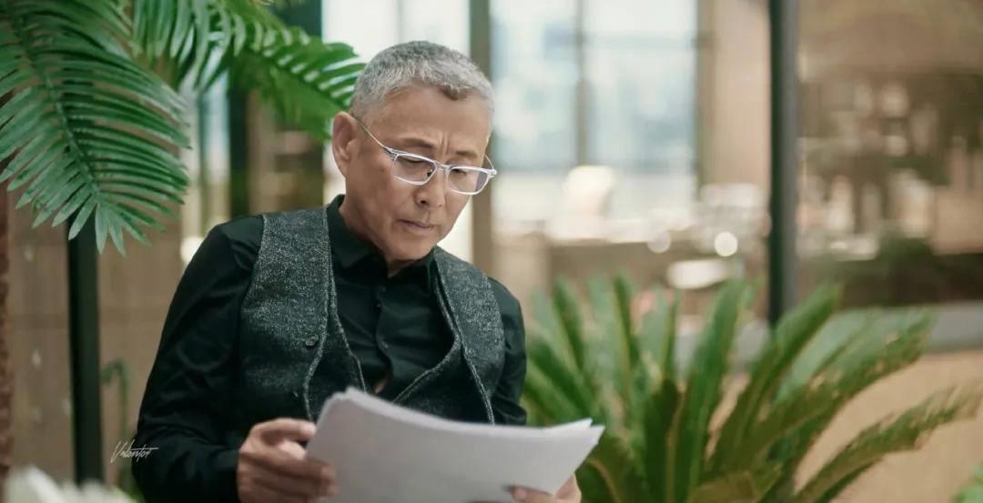 Returning the Golden Rooster Award to Chen Daoming for his acting ...