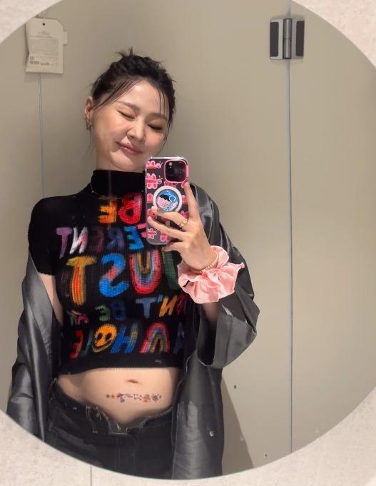 Jin Jing posted a dopamine street photo of her pregnancy. She is still ...