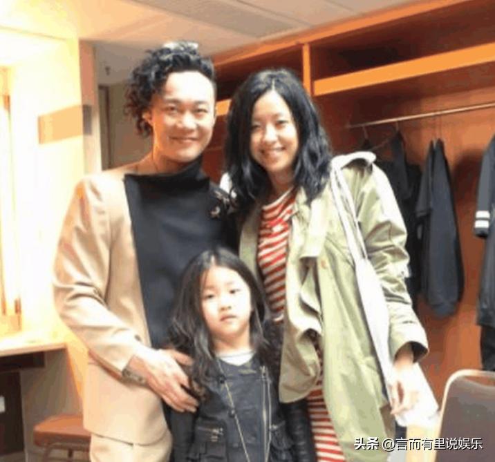 Eason Chan and his wife show their affection, the woman has green hair ...