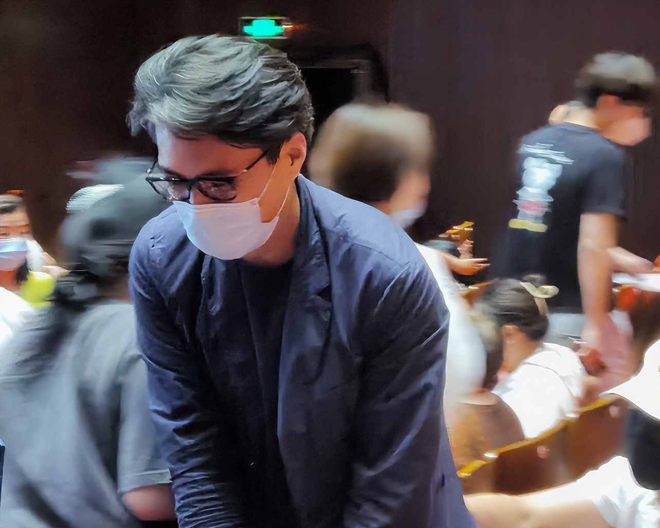 Jin Dong appeared in the theater to watch the show in a low-key manner ...
