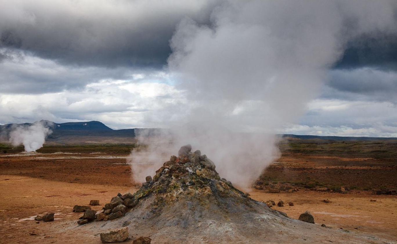 What is a mud volcano?Is it true that there are moving mud volcanoes ...