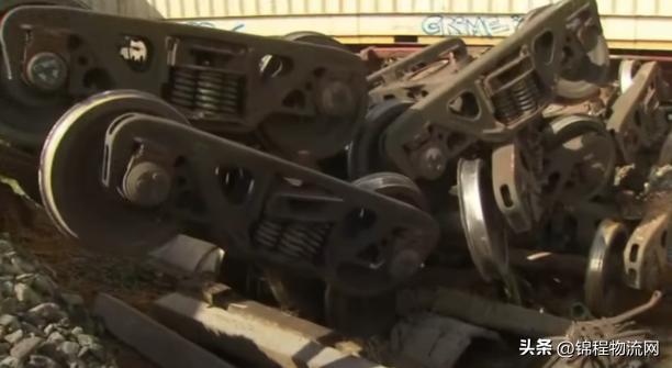 Freight lines are closed!Freight train derails, dozens of containers ...