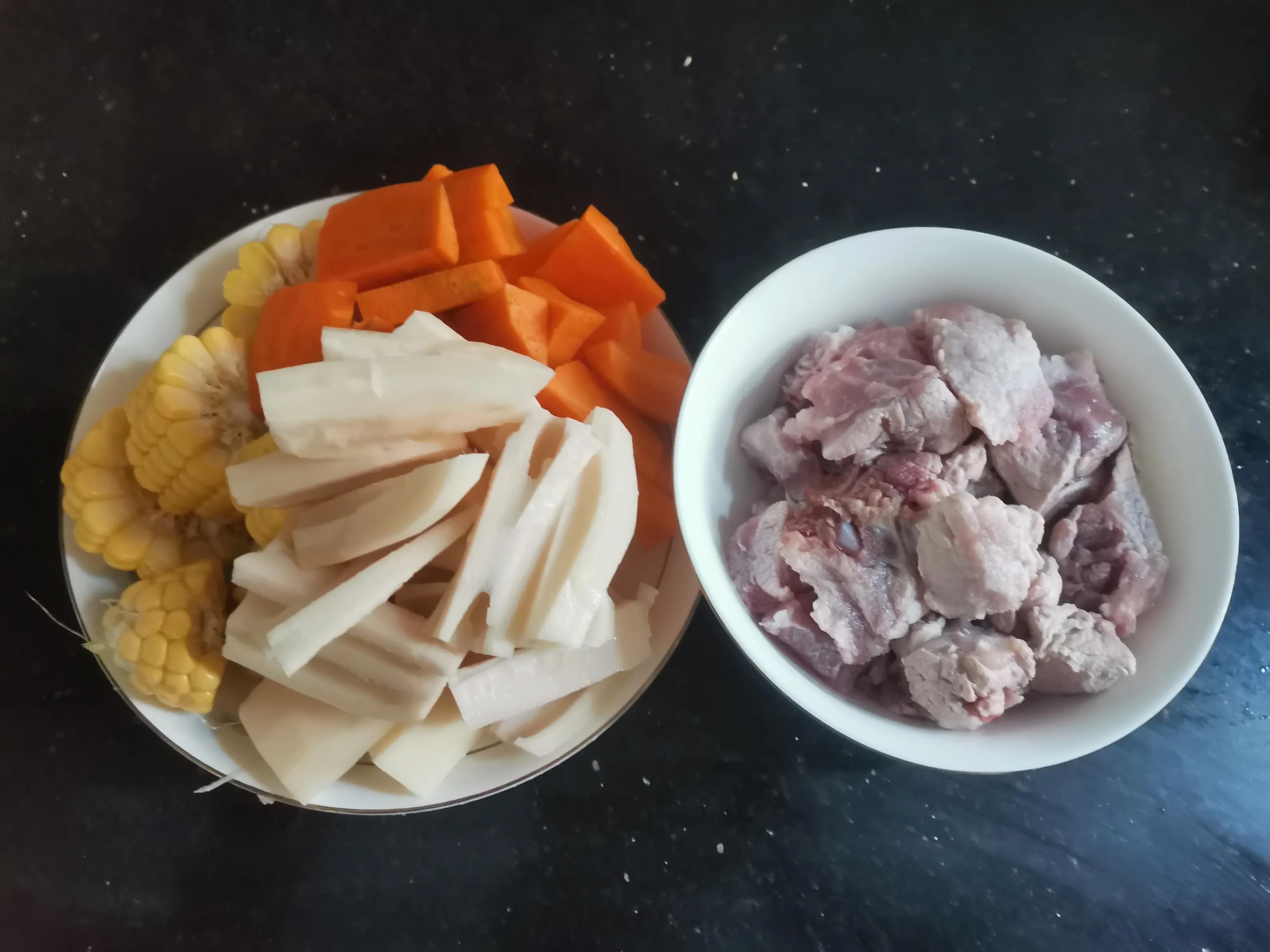 Corn Carrot Lotus Root Bone Soup - iMedia