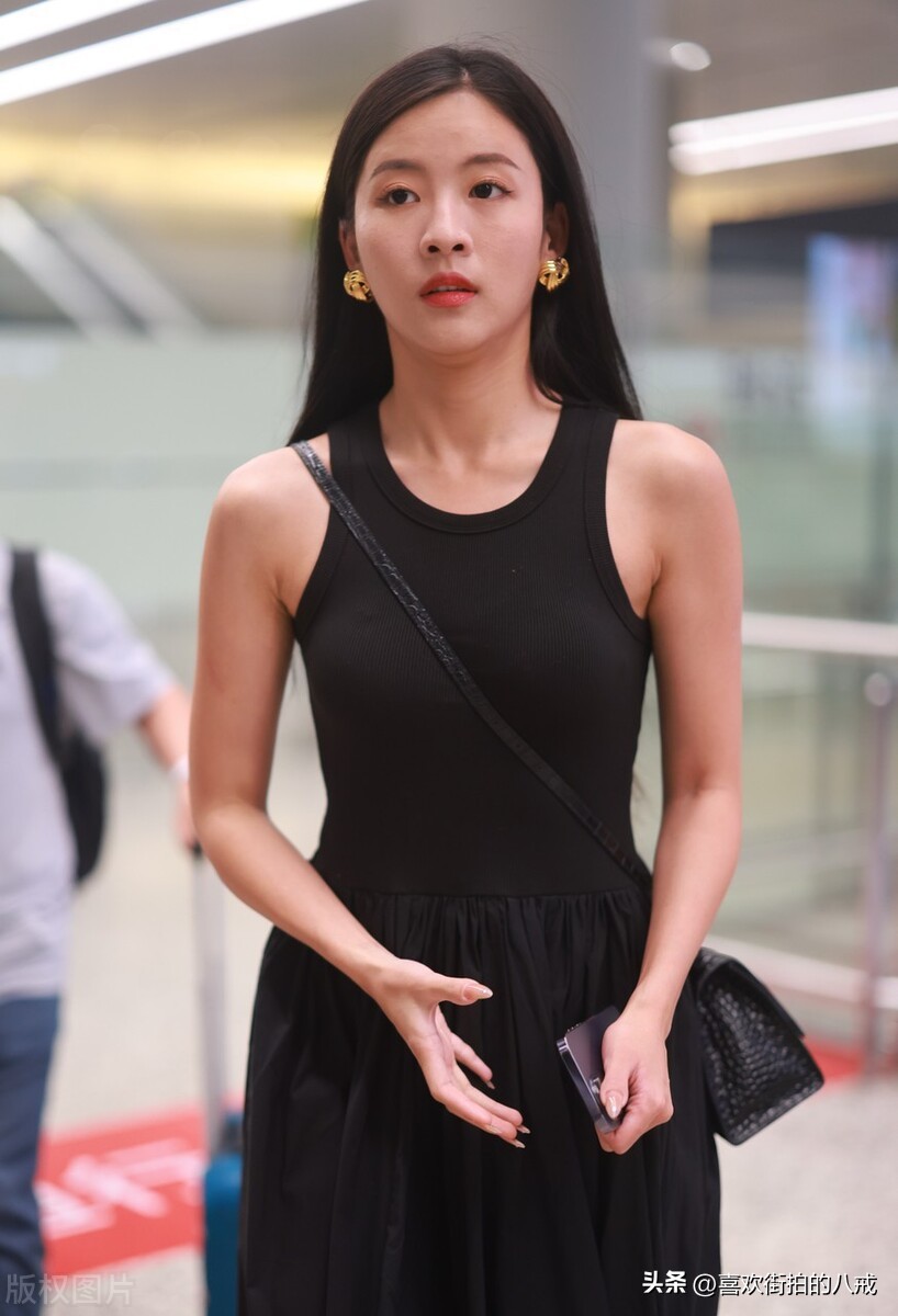Street Shot: Sun Rui Appeared at Shanghai Airport in Simple and Casual ...