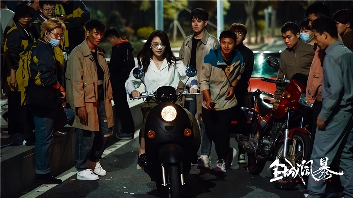 Wang Muxuan starred in the movie "Storm in the City" and his partner ...