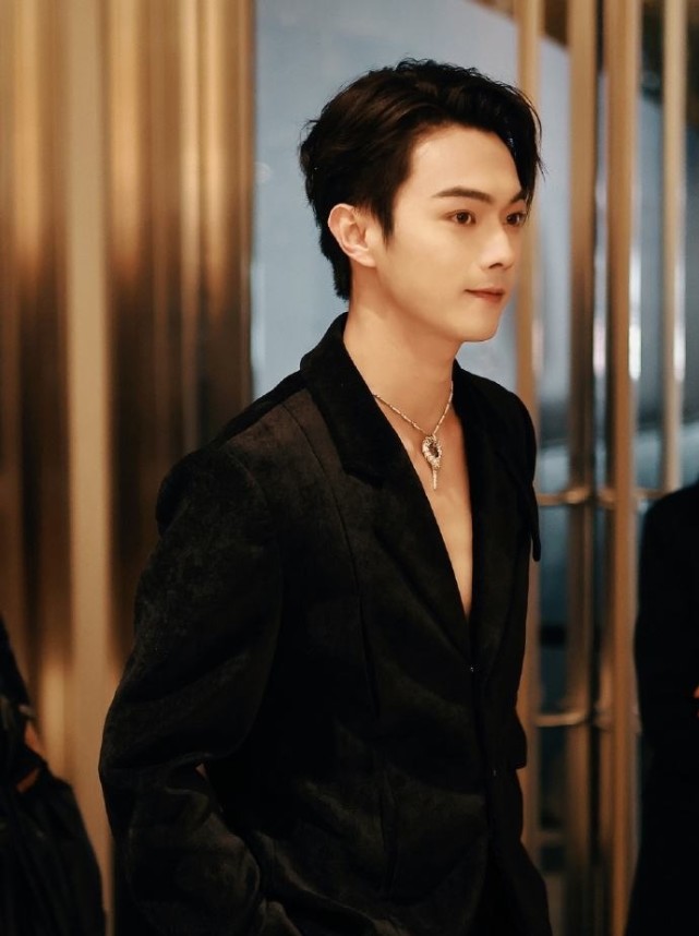 Xu Kai was photographed interacting intimately with Xiaohua, and Yu Zheng released photos of ...