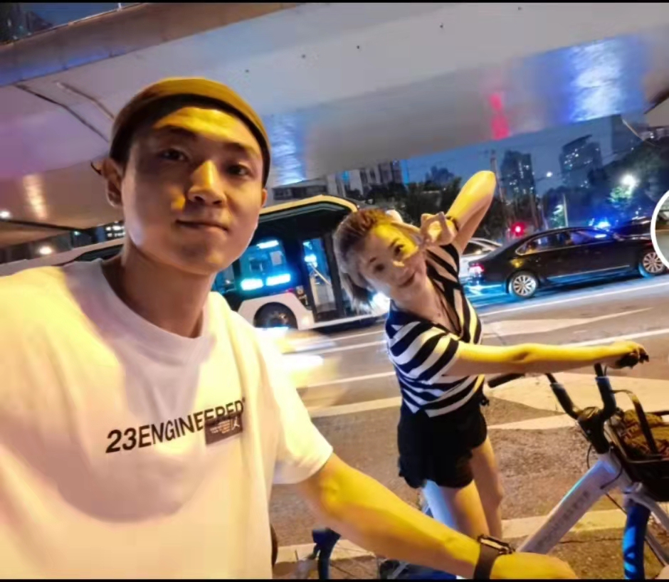 Gao Shiyan and his girlfriend are in the same frame for the first time!Hugs and kisses are very ...