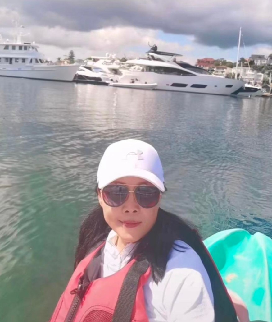 The 56-year-old famous singer returned to live in Australia! Going out ...