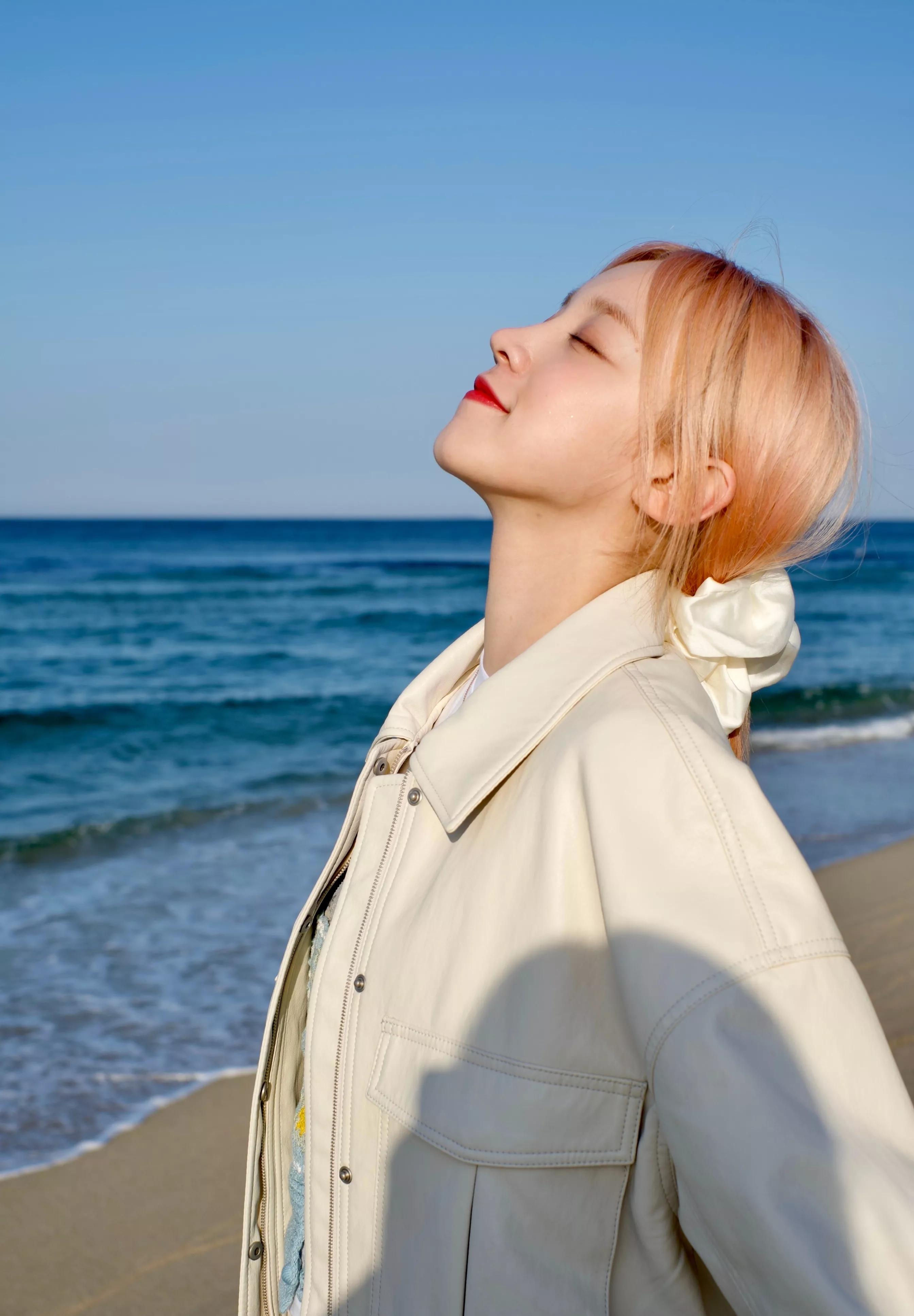 Song Yuqi's look at the beach - iNEWS