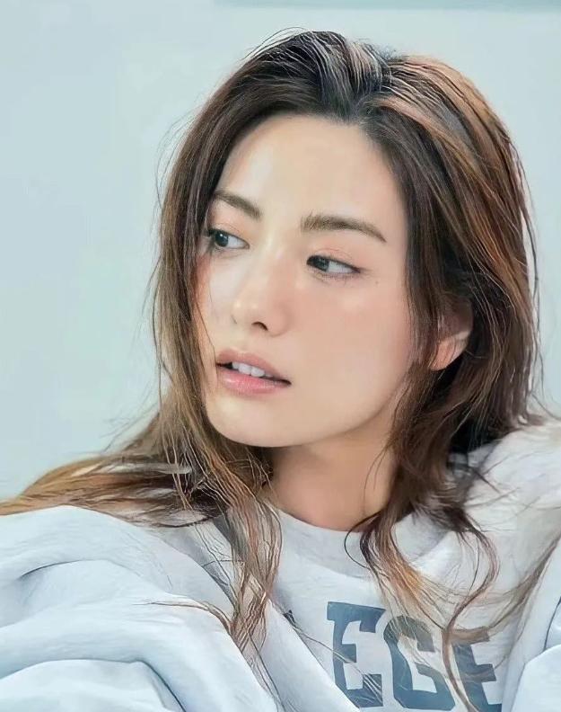 "The world's most beautiful woman" Lin Zhenna, a pair of 109cm long ...