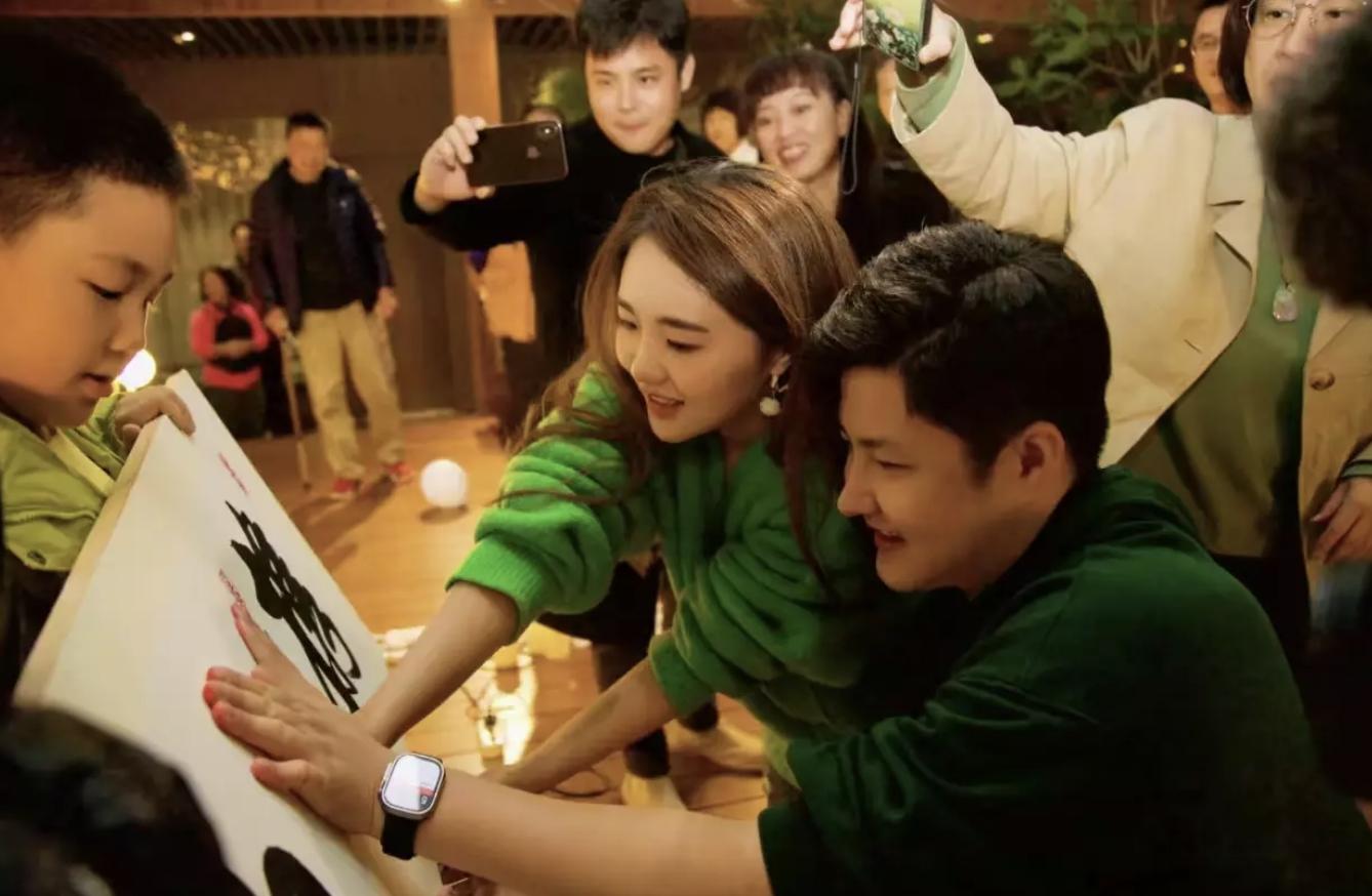 Liu Chunyan's 23-year-old daughter is engaged, the handsome "golden ...