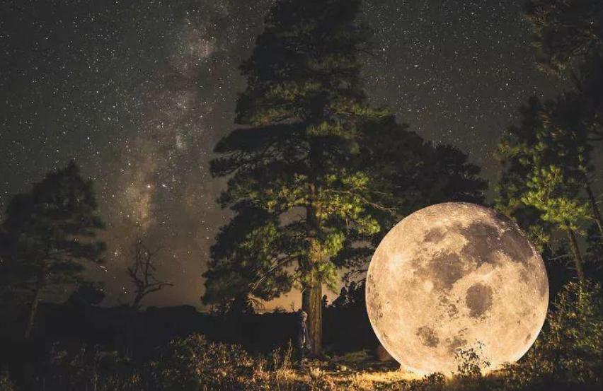 The man spends thousands of yuan to buy the "moon", his girlfriend ...