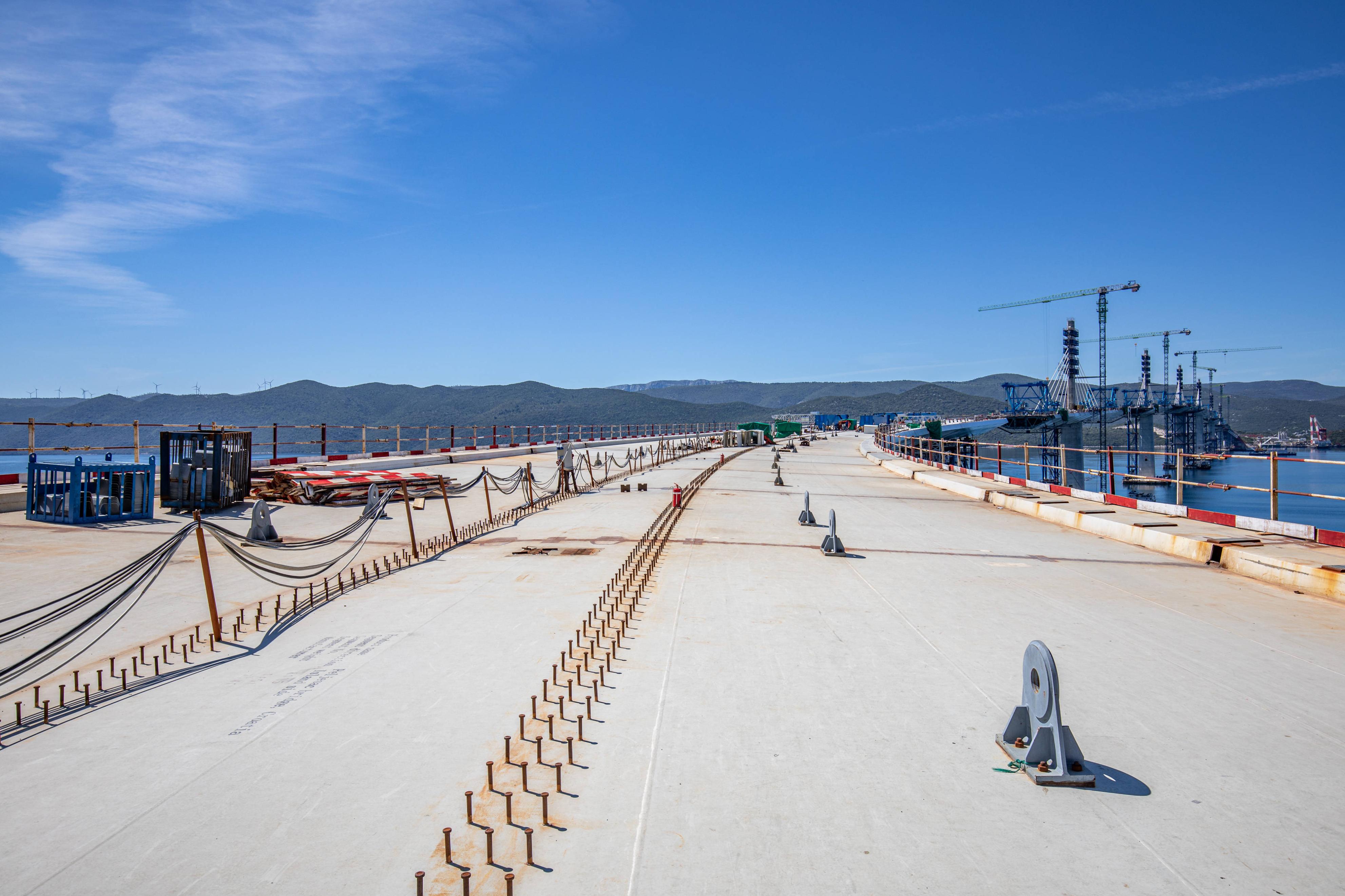 China is the "moon old" in Europe and built a bridge to successfully ...
