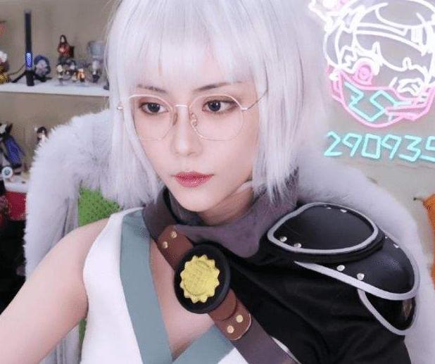 Those stunning white-haired cos looks of sister Zhou: Bai Yuekui's ...