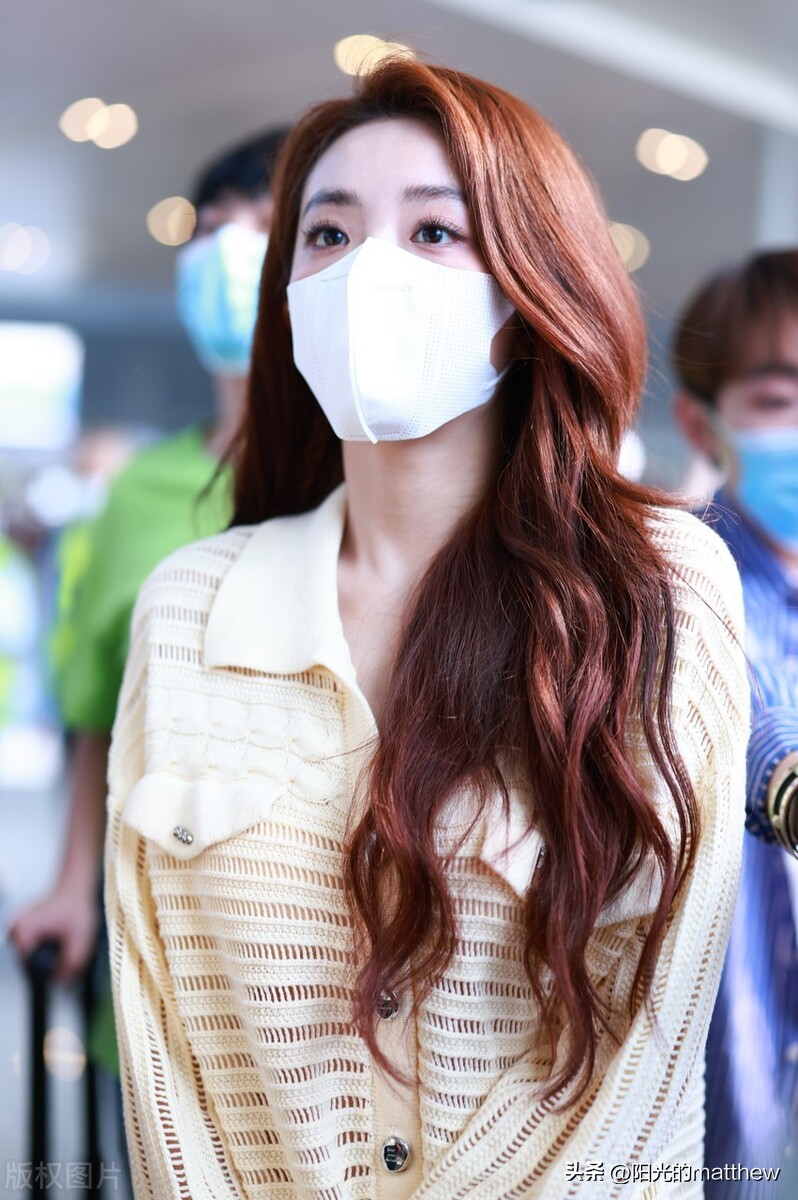 Yu Yan's golden hair is very beautiful, and the mesh sweater is even more beautiful - iNEWS