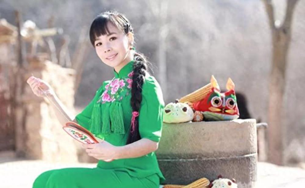 Famous singer Wang Erni: She earns one million a year but is married to ...