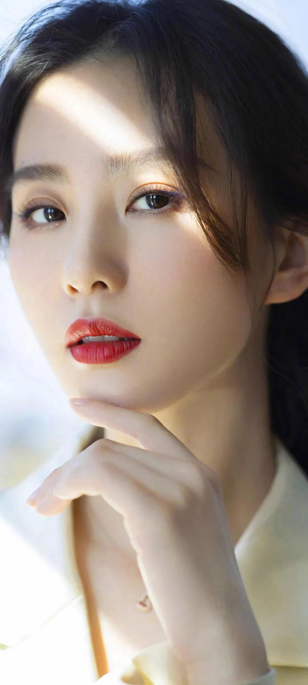 10 Female Celebrities With Flat Faces, But More and More - iNEWS