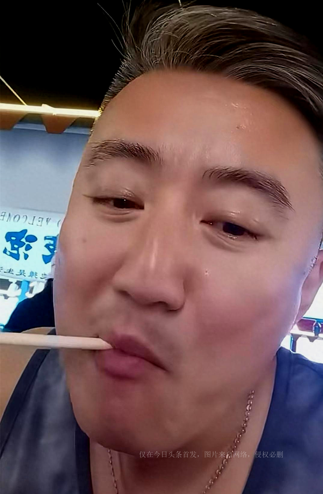 Well-known child star Ye Jing eats at a roadside stall, her hair turns gray and her weight ...