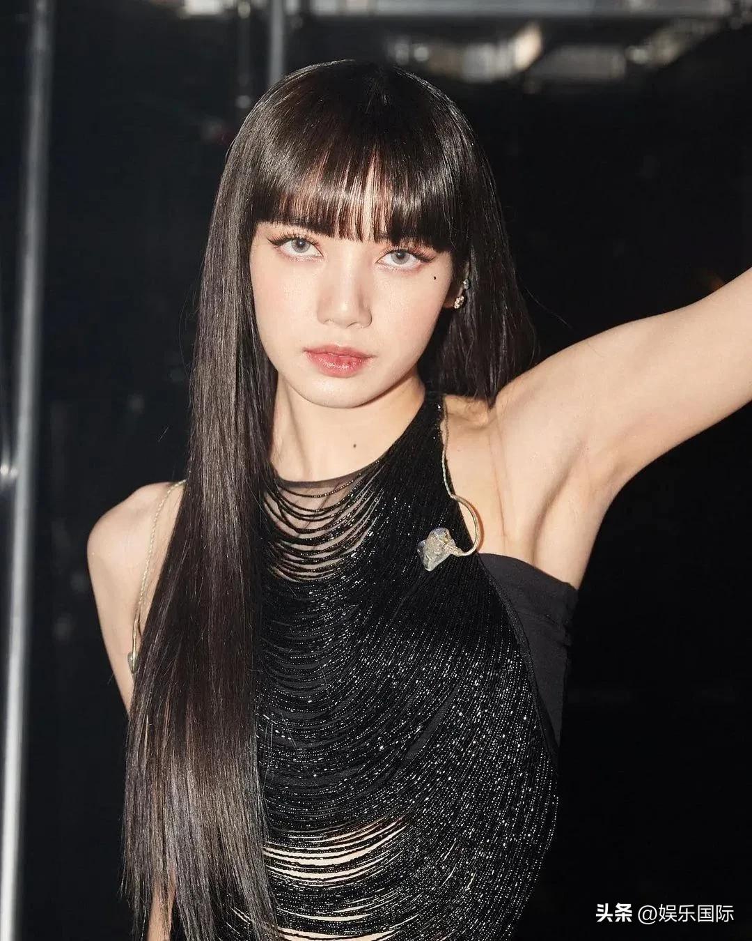 Lisa's beautiful photos are sweet and spicy, wearing stage clothes and ...