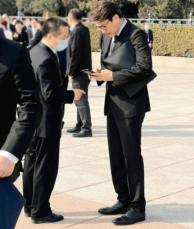 A ruffian with a handsome face, and an official full of prestige! The ...