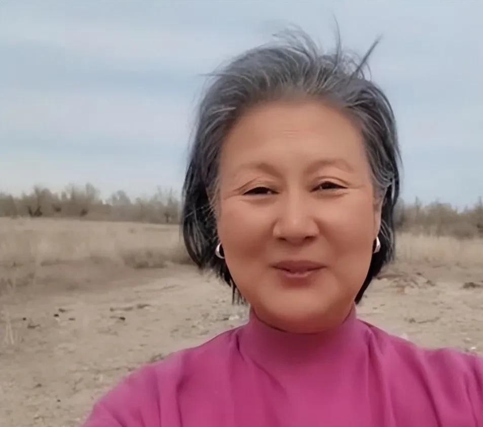 61-year-old Huang Xiaojuan is too old to recognize! The gray hair looks like an ordinary old ...