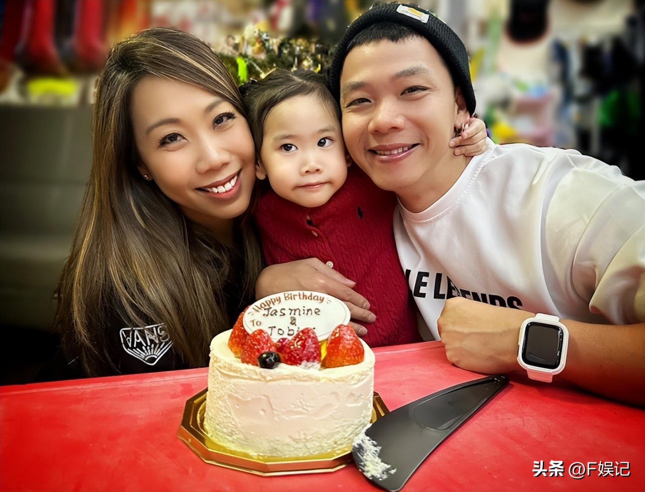 Lin Zishan's family of three generations gathered together to celebrate her mother's birthday ...