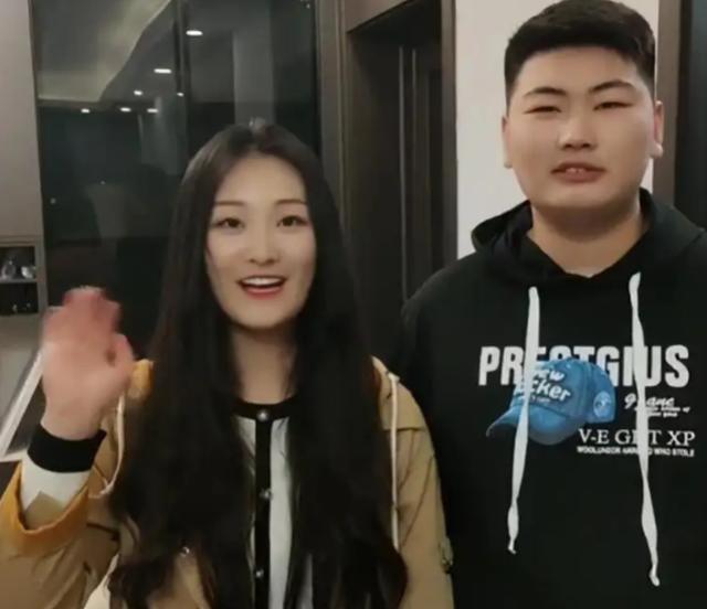 Chen Meng was met by chance while eating dinner. She had a moon-like ...