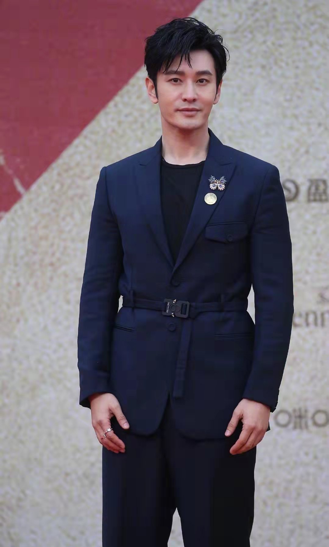 The golden rooster award red carpet picture is here: Deng Chao is black ...
