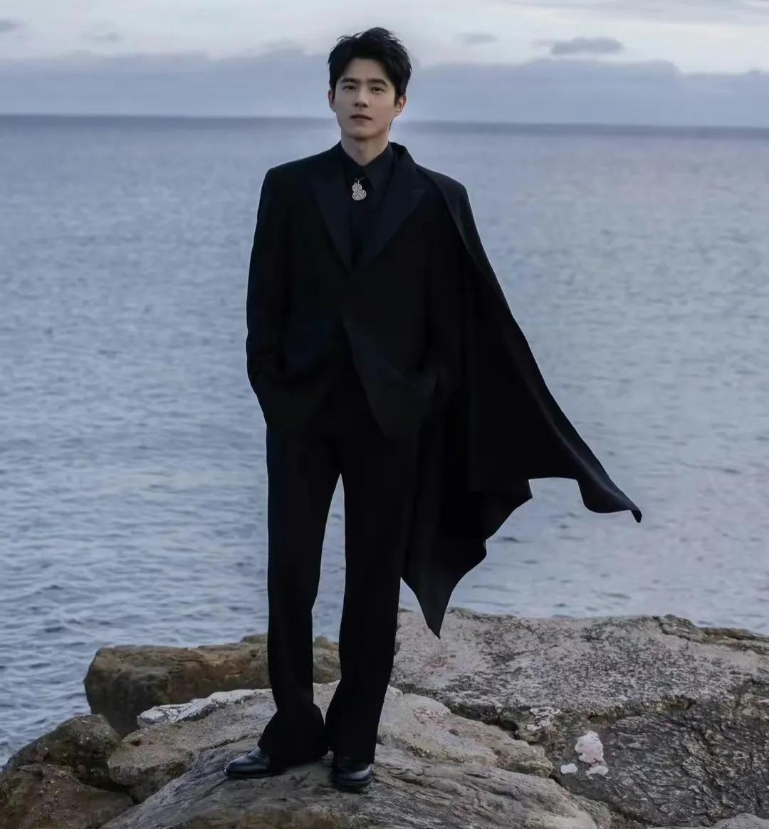 Zhou Dongyu and Liu Haoran are in the same frame on the red carpet in ...