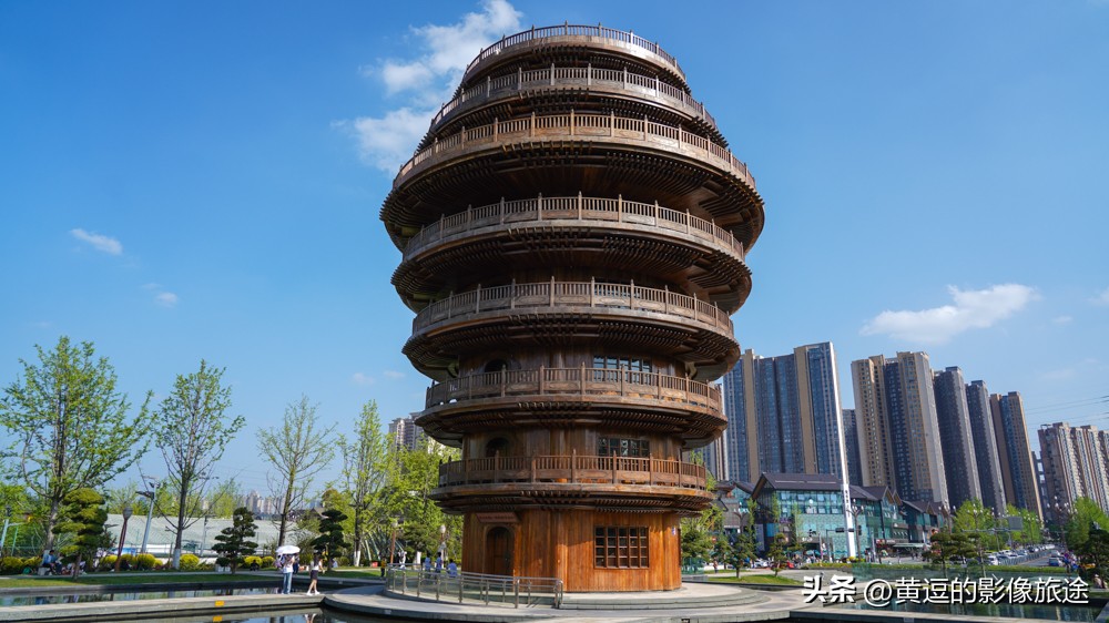 Real shots of strange wooden buildings on the streets of Guiyang that ...