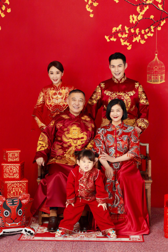 Yan Yikuan celebrates the New Year with family portraits, a family of ...