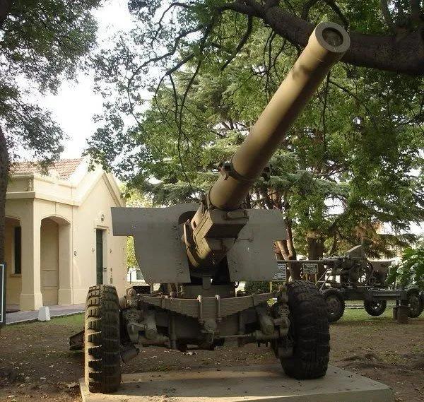 The 155mm howitzer developed by French Schneider from the end of World ...