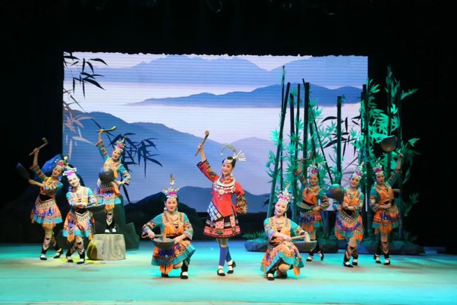 Watching the color drama "Miao Village Red Brother", relive the red ...