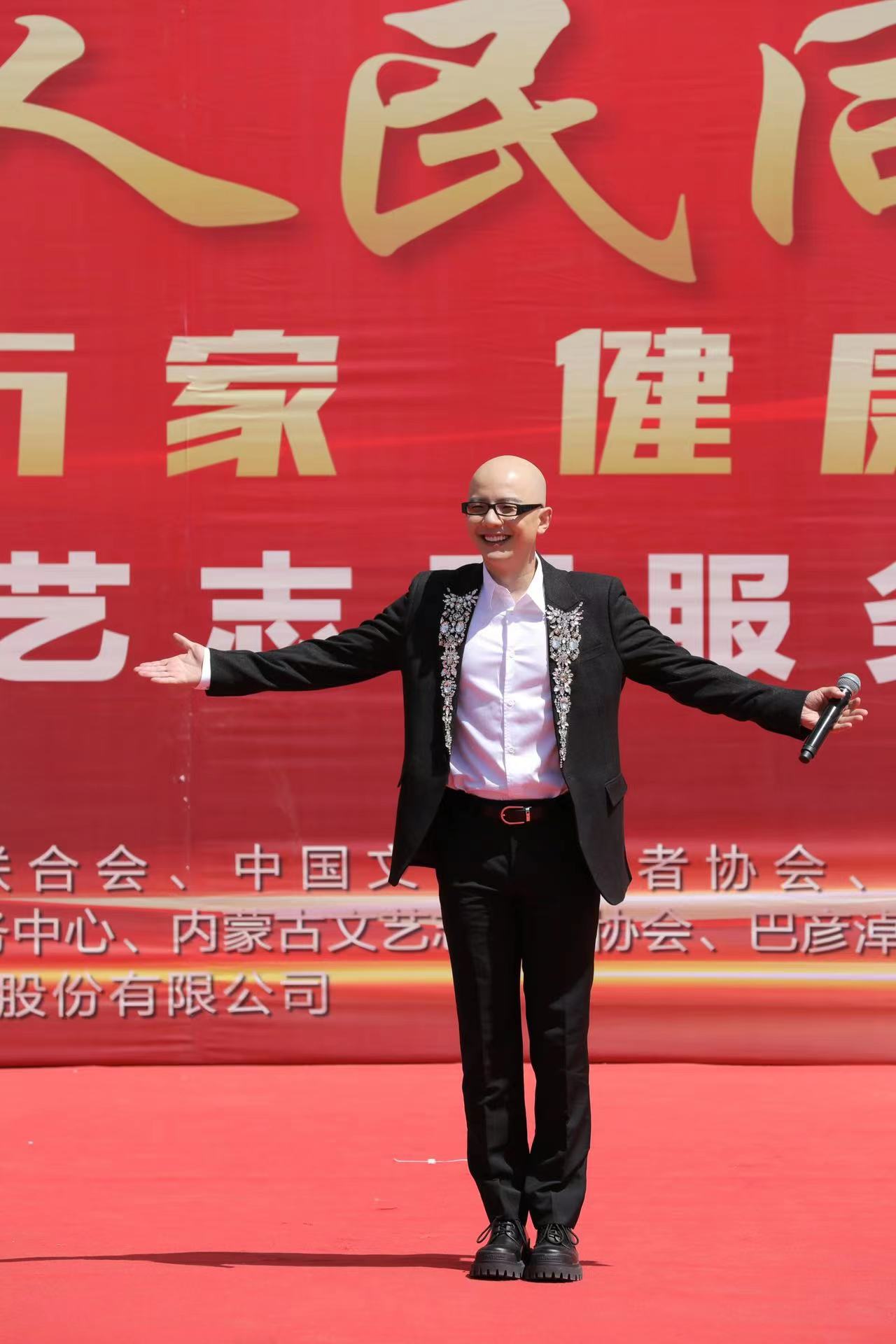 Singer Ping An appeared in Bayannaoer and voluntarily performed and ...