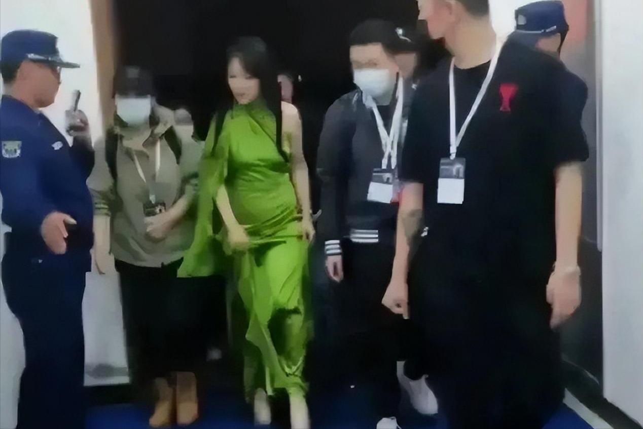 52-year-old Yang Yuying is pregnant? Wearing a tight long skirt, with a ...