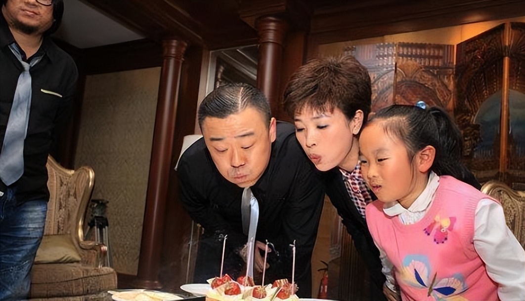 56-year-old Zhou Libo had a big meal in his mansion! The hair is ...