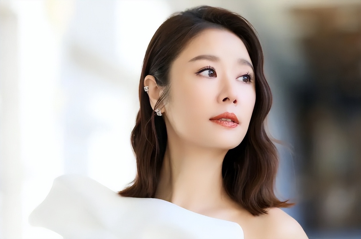 47-year-old Lin Xinru is wearing a tender pink skirt, and looks like a ...