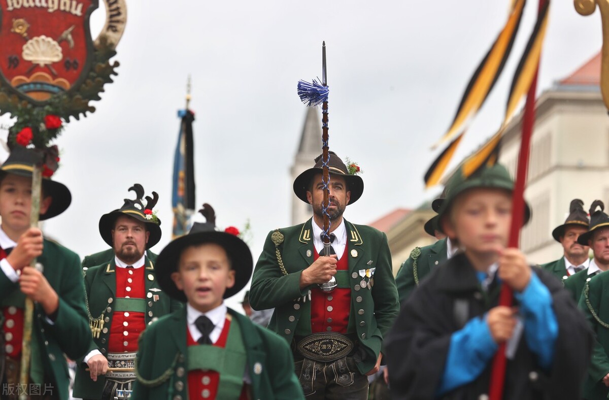 This is how the German national costume turned out - iNEWS