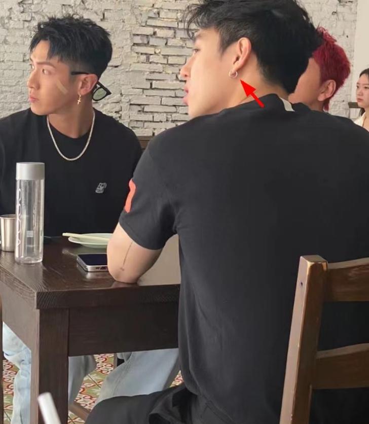 Ke Zhendong had a dinner party at a small mainland restaurant. 32-year ...