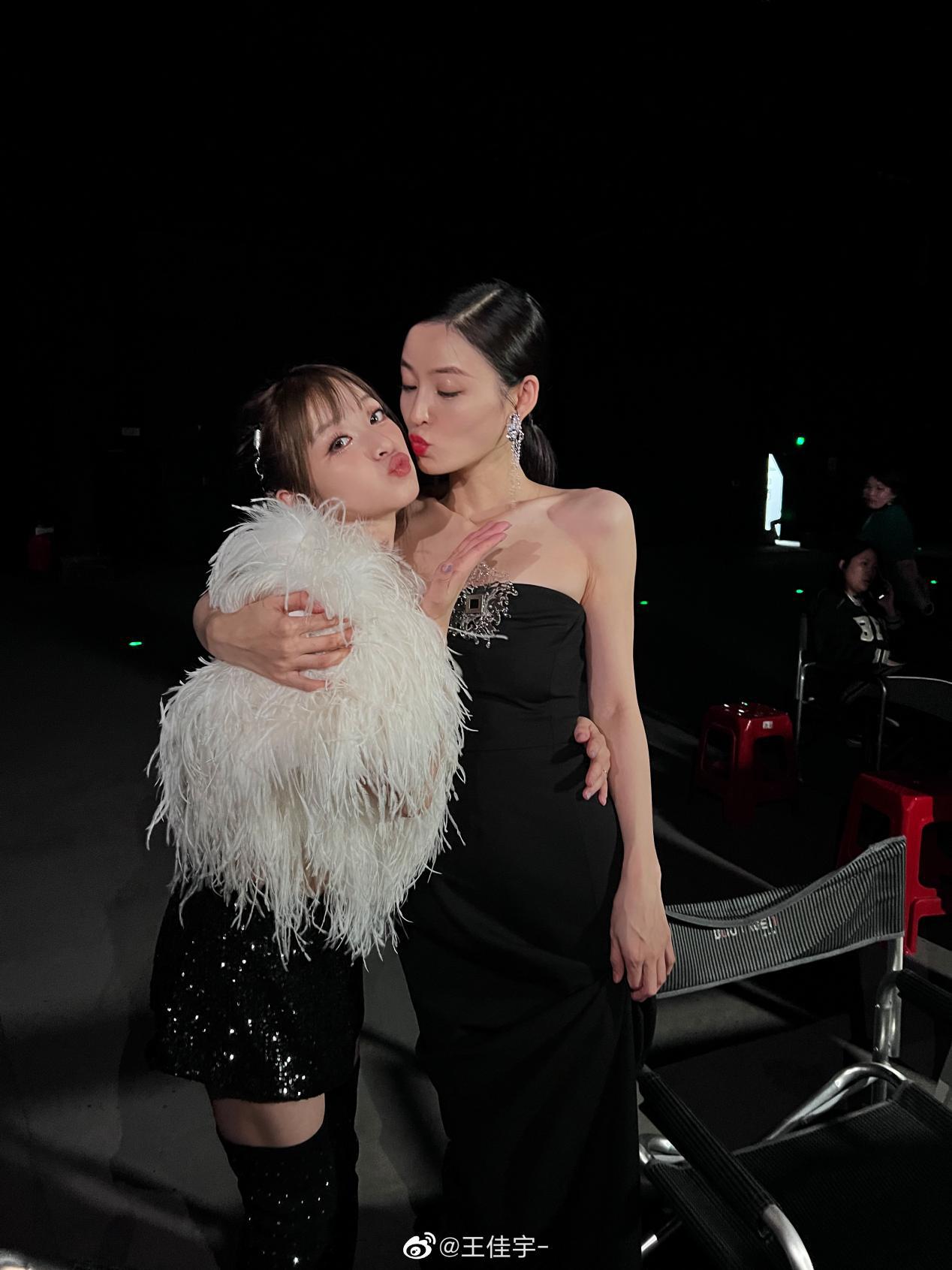 Yu Wenwen canvassed for her, Mei Yili Ya was kissed by her, Wang Jiayu's popularity is ...