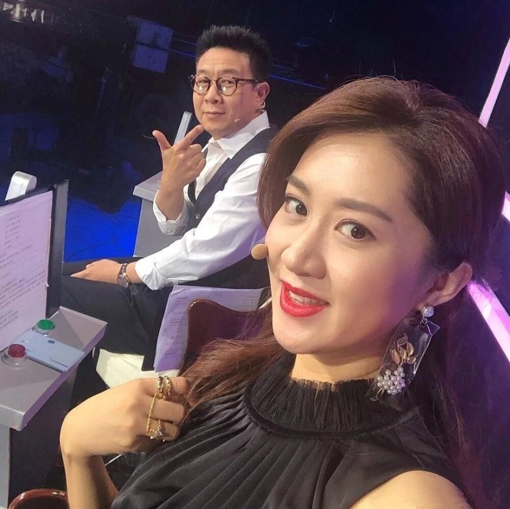 The 41-year-old "Chinese Girl" Huang Xiaohua is officially back to herself, and the story ...