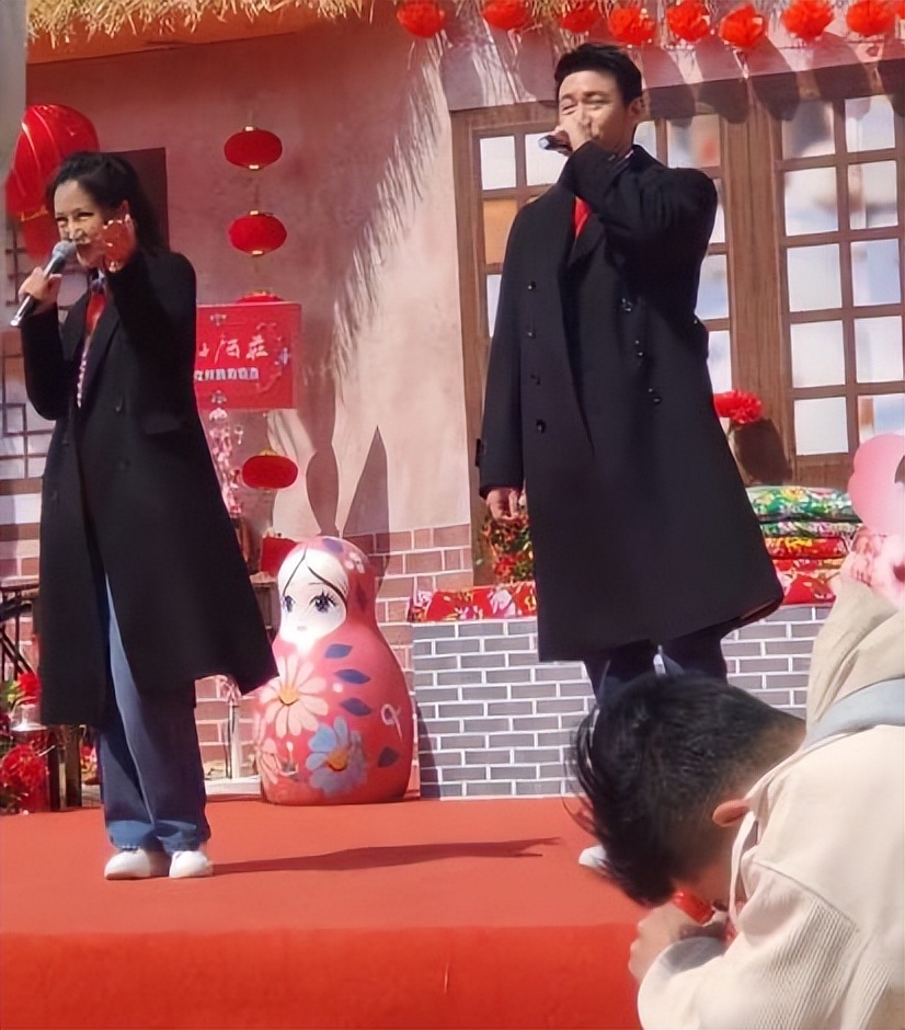 Lu Yi and his wife attended the million-dollar Internet celebrity Anan's wedding, Bao Lei sang ...